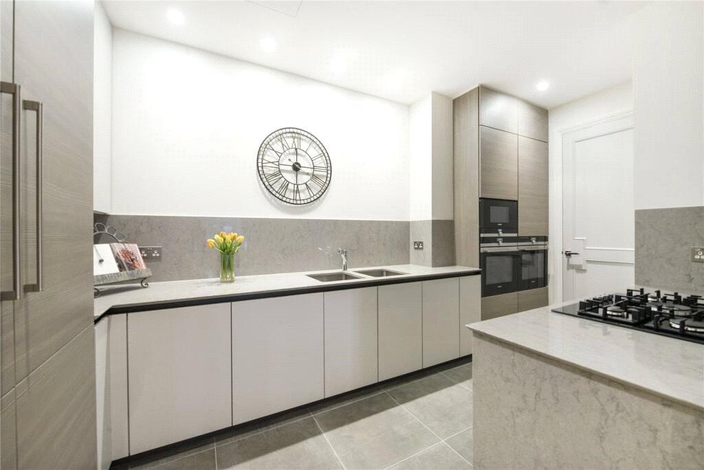 Arkwright Road, Hampstead, London 3 bed flat - £10,617 pcm (£2,450 pw)