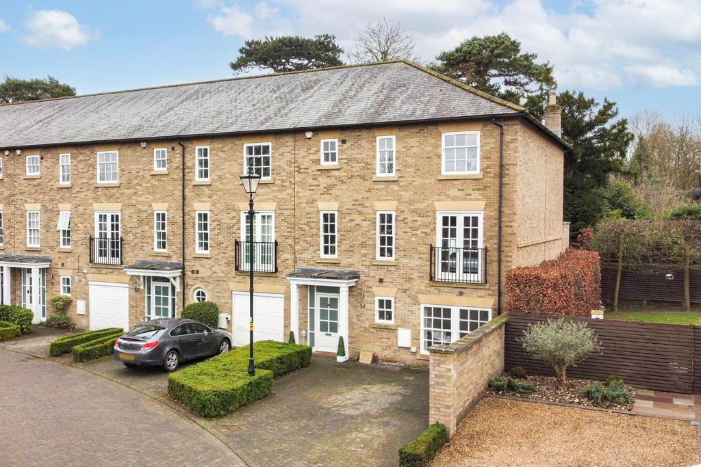 The Square, Anlaby House Estate... 4 bed end of terrace house - £565,000
