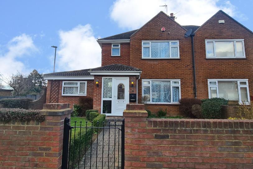 Blandford Avenue, Luton... 3 bed semi-detached house - £485,000