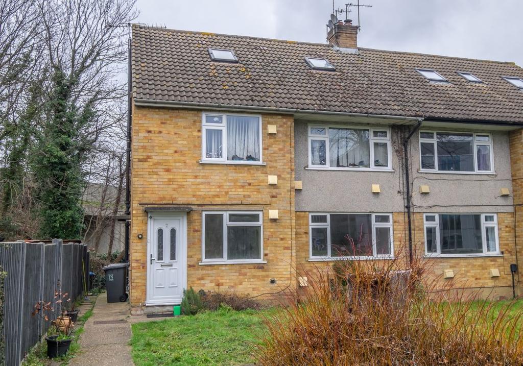 1 Woodhaw, Egham, Surrey, TW20 9AP 2 bed flat - £100,000