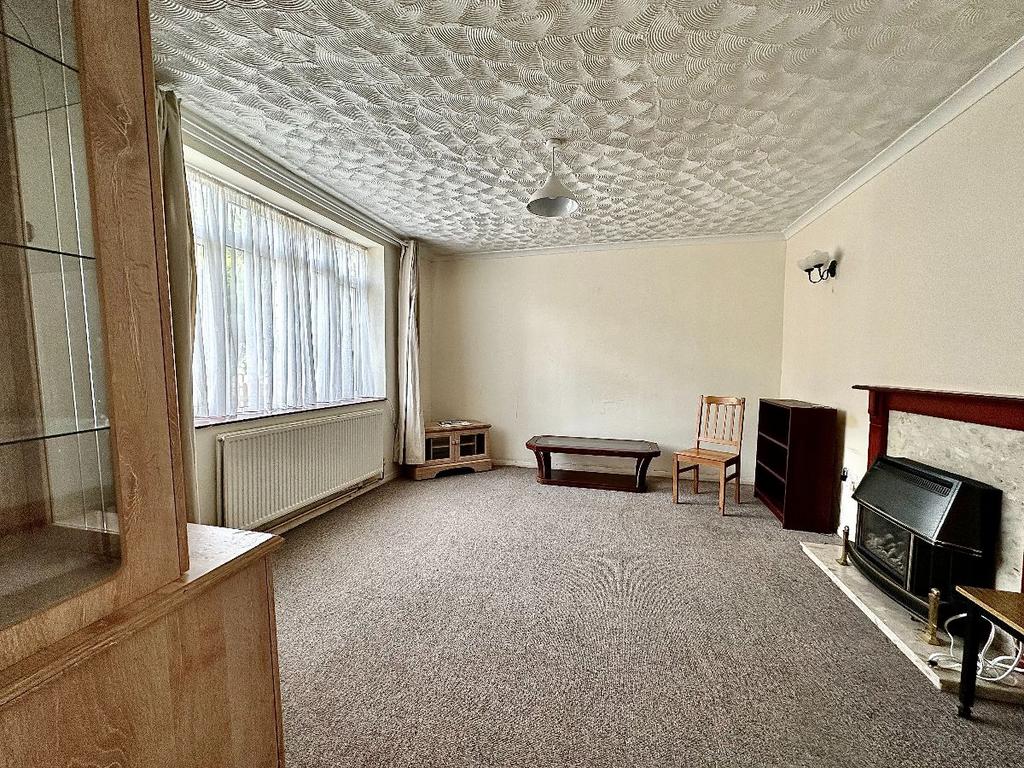 Sheffield Drive, Harold Hill, Romford 3 bed semi-detached house - £425,000