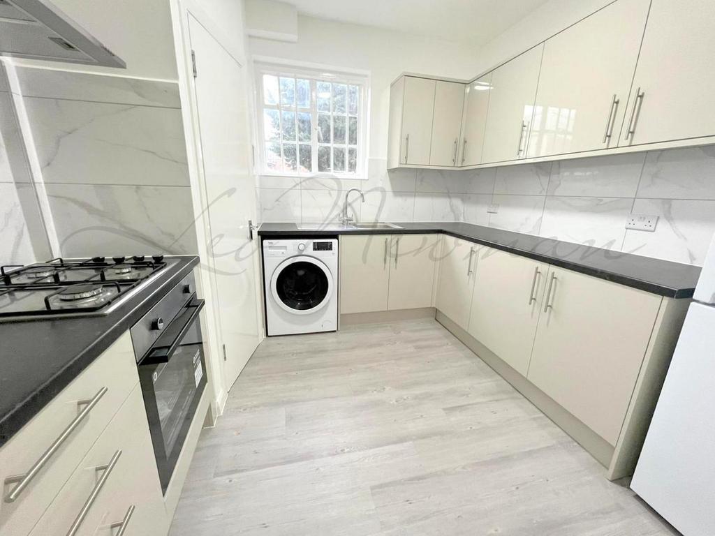 Highgate High Street, Highgate, N6 3 bed flat - £2,350 pcm (£542 pw)