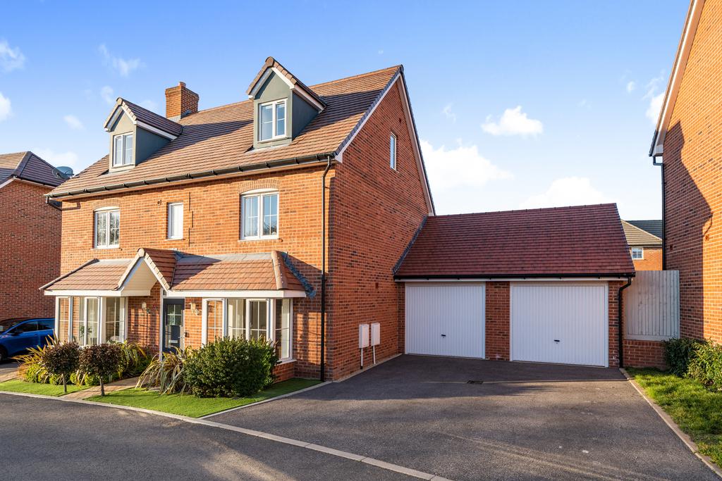 Borrer Drive, Henfield BN5 5 bed detached house - £2,500 pcm (£577 pw)