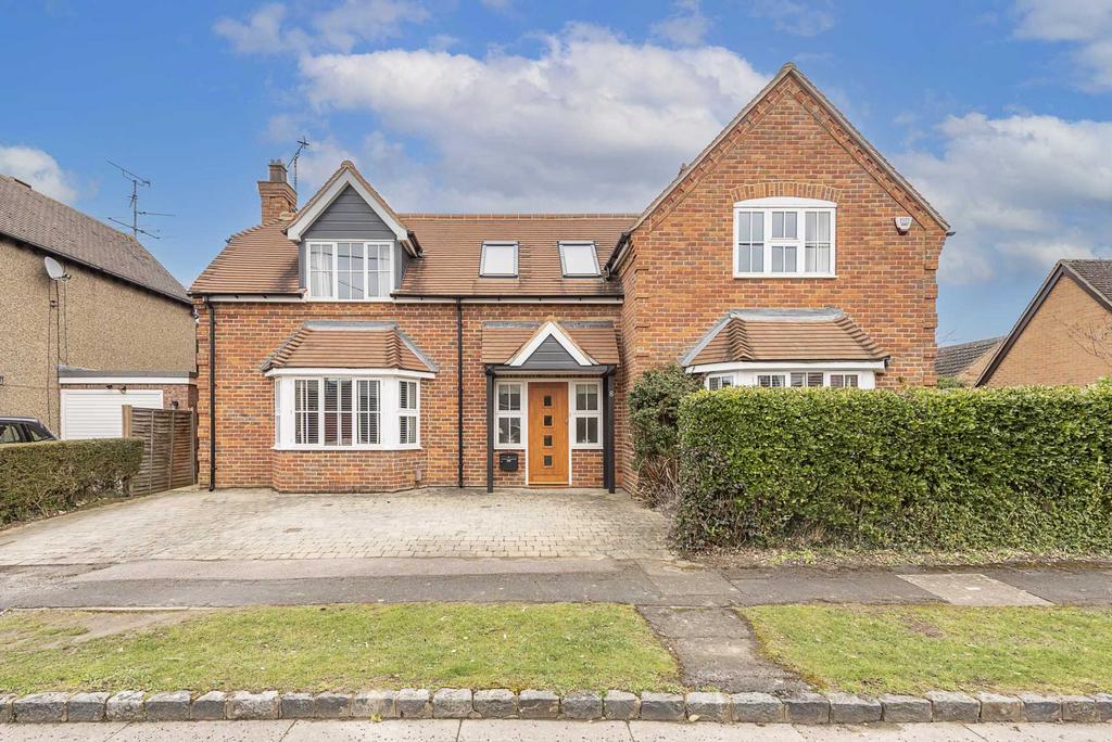 Manor Road, Tring 4 bed detached house - £865,000