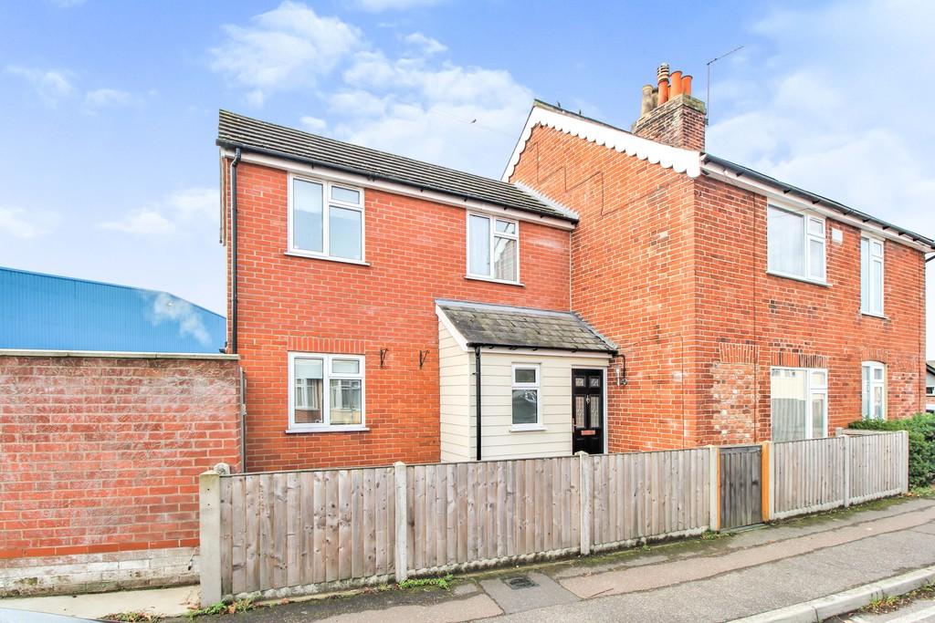 Whitehall Close, Colchester CO2 8AW 3 bed semi-detached house - £350,000