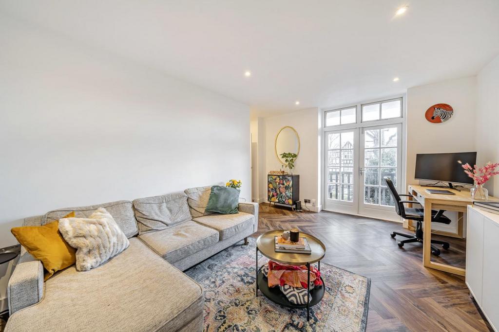 Oakeshott Avenue, Highgate 1 bed flat - £499,995