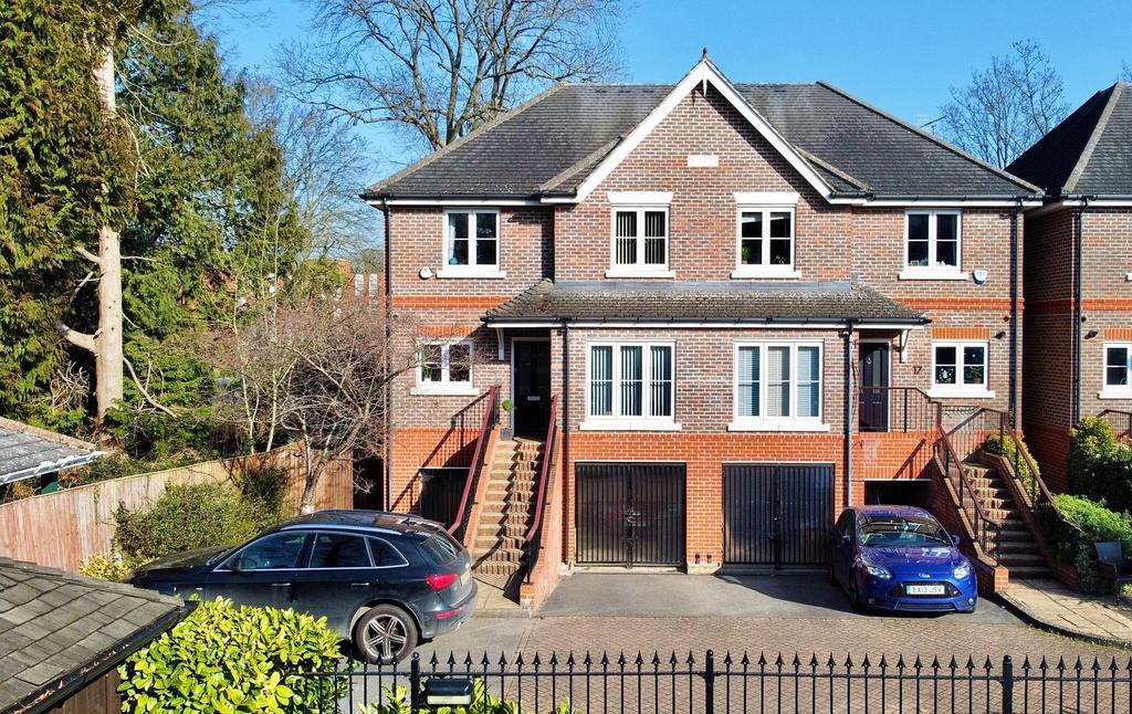Ray Park Avenue Maidenhead Berkshire 5 bed semi-detached house - £2,750 ...