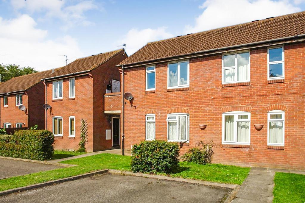 Langstone Court, Aylesbury 1 bed flat - £700 pcm (£162 pw)