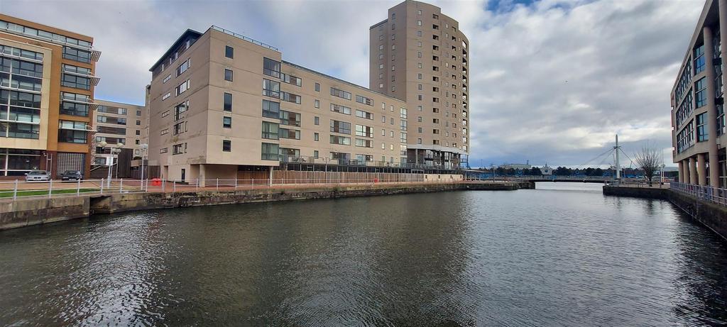 Falcon Drive, Cardiff Bay 2 bed apartment - £1,050 pcm (£242 pw)