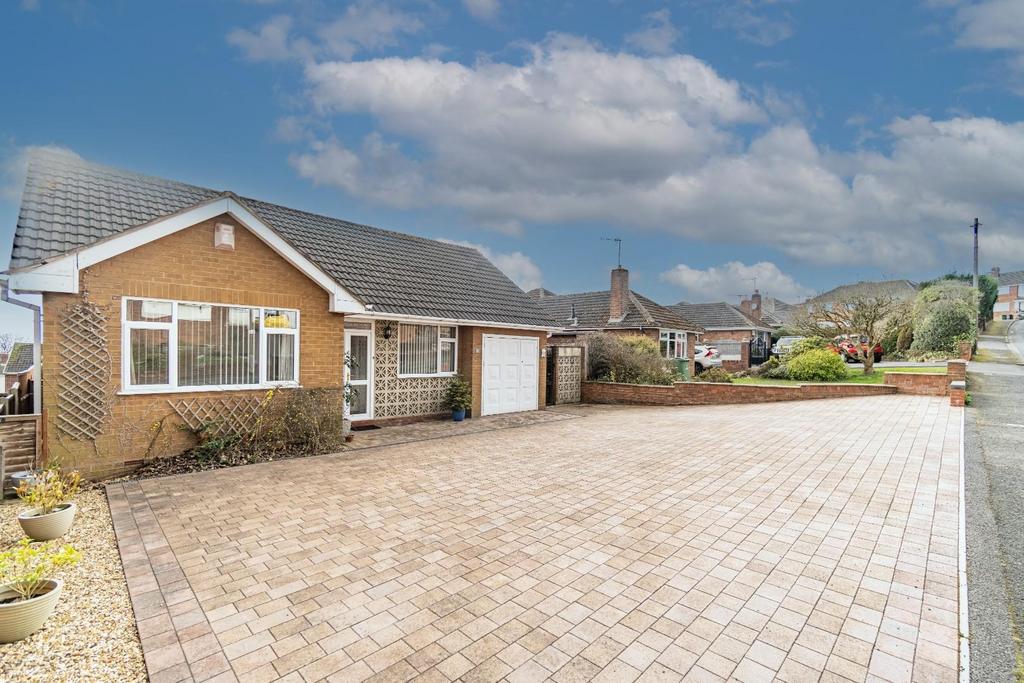 Keats Close, The Straits 3 bed detached bungalow - £335,000