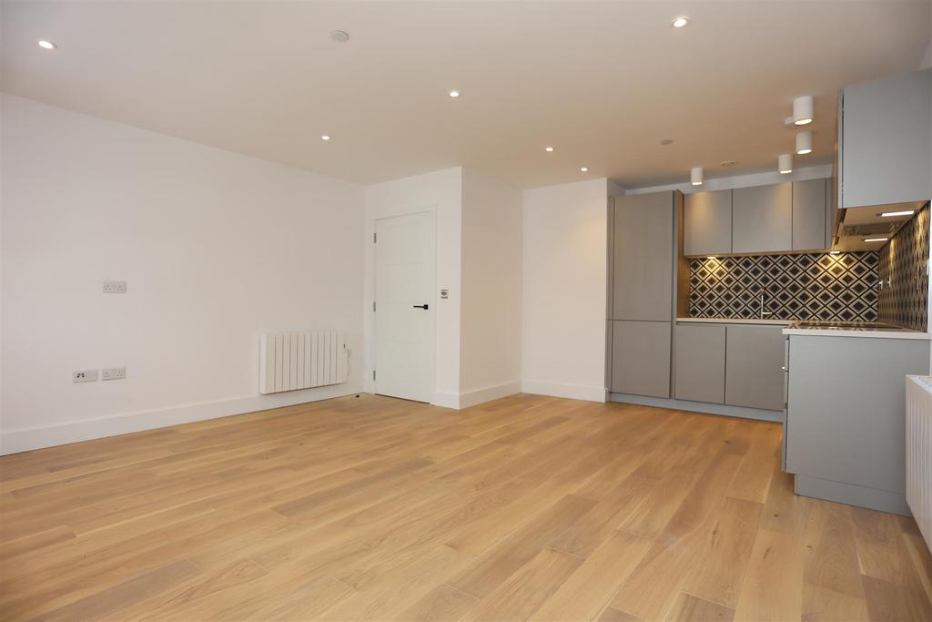Russell House, Russell Square, Brighton 1 bed flat - £1,295 pcm (£299 pw)
