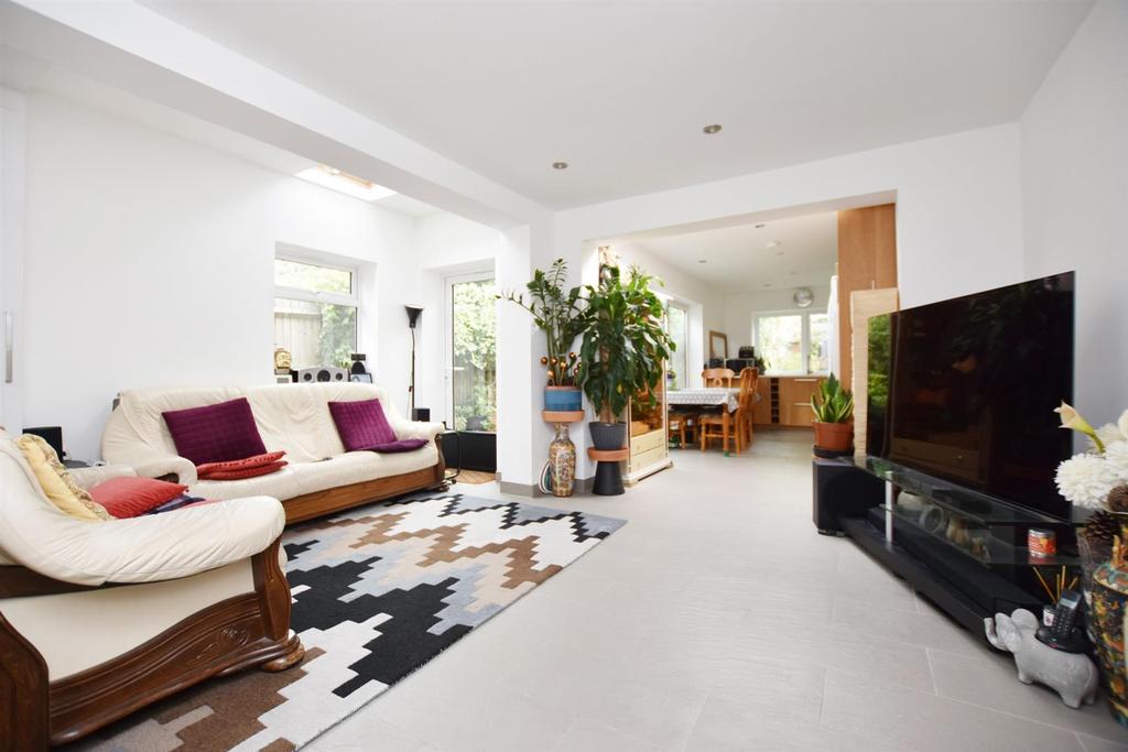 Kingsley Road, Harrow, HA2 8LE 2 bed flat - £470,000