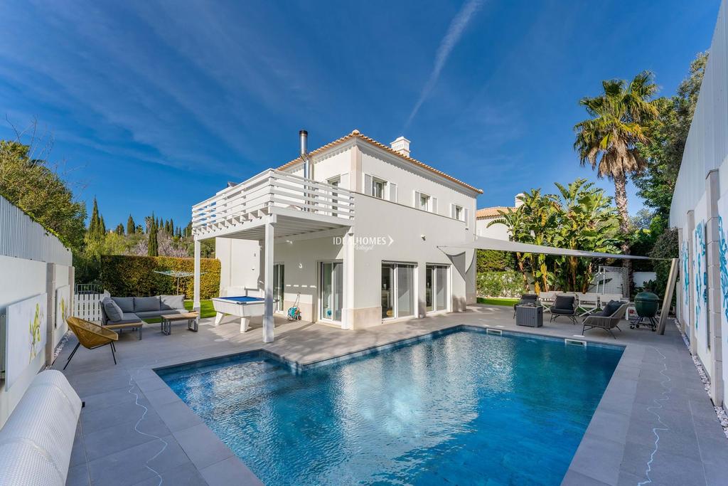 Almancil, Algarve 4 bed villa - £1,107,406* (€1,295,000)