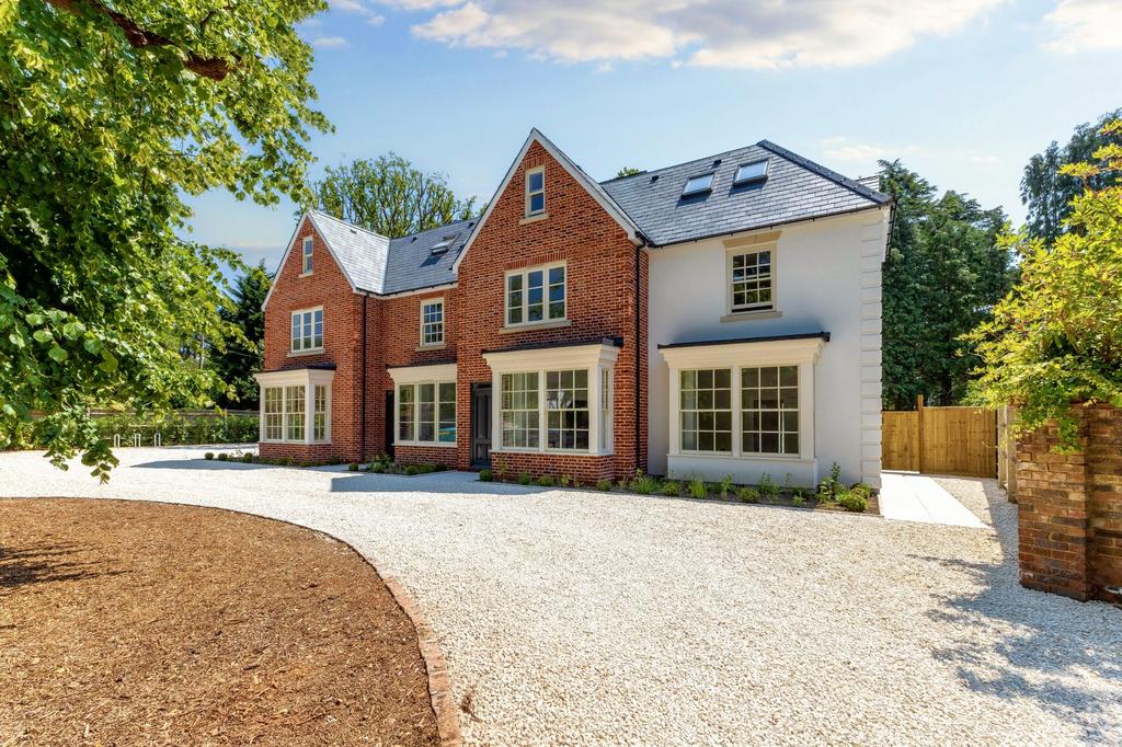 Queensgate, Cobham, KT11 4 bed end of terrace house - £1,100,000