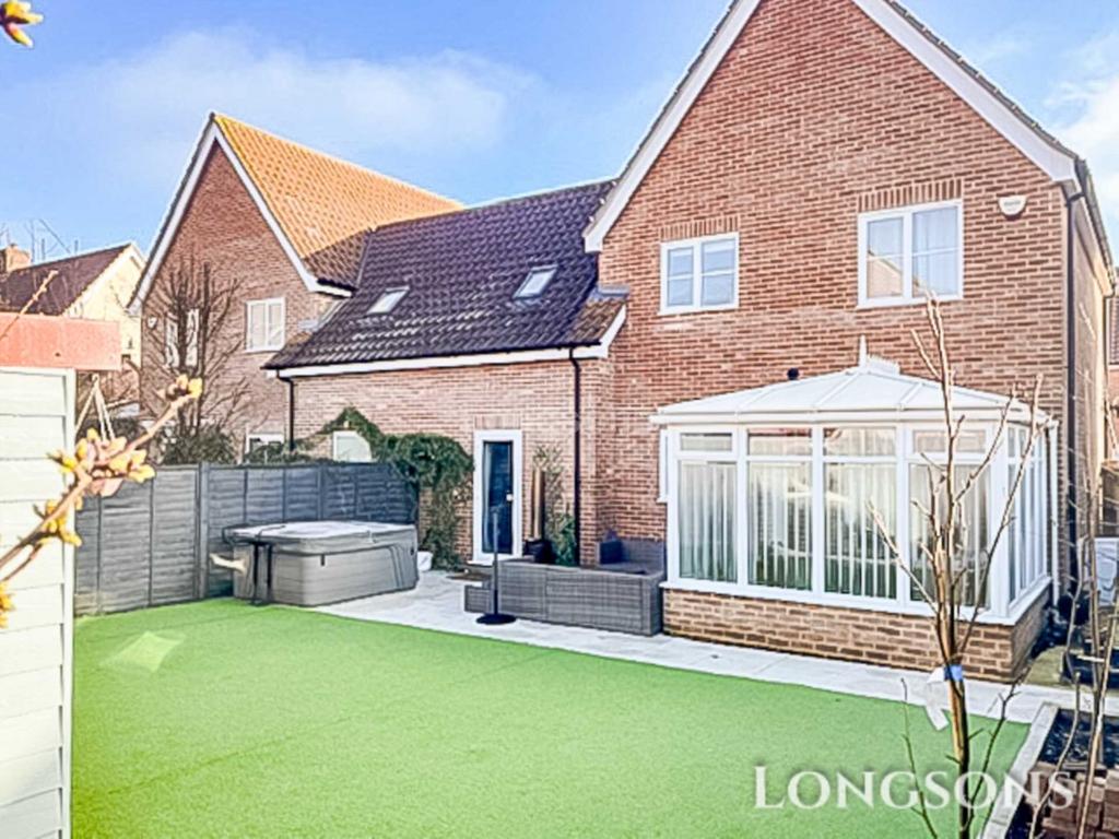Dudley Close, Watton 3 bed semi-detached house - £300,000