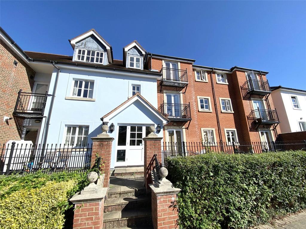 Townfield Court, 32 Horsham Road... 2 bed flat - £1,350 pcm (£312 pw)