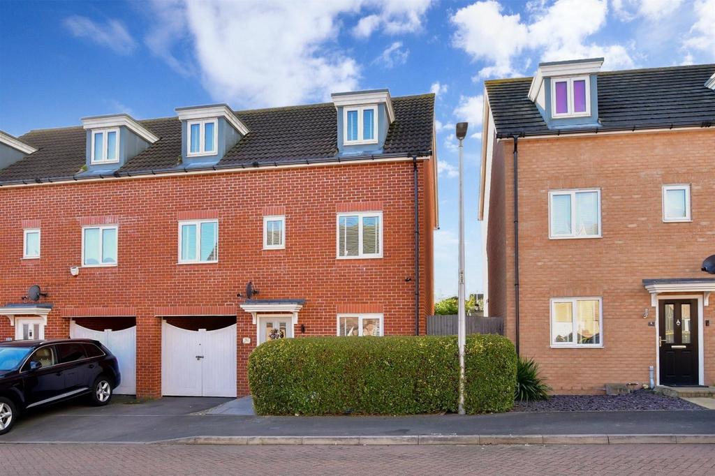 Gamelan Crescent, Hoo, Rochester, Kent 4 bed semi-detached house - £400,000