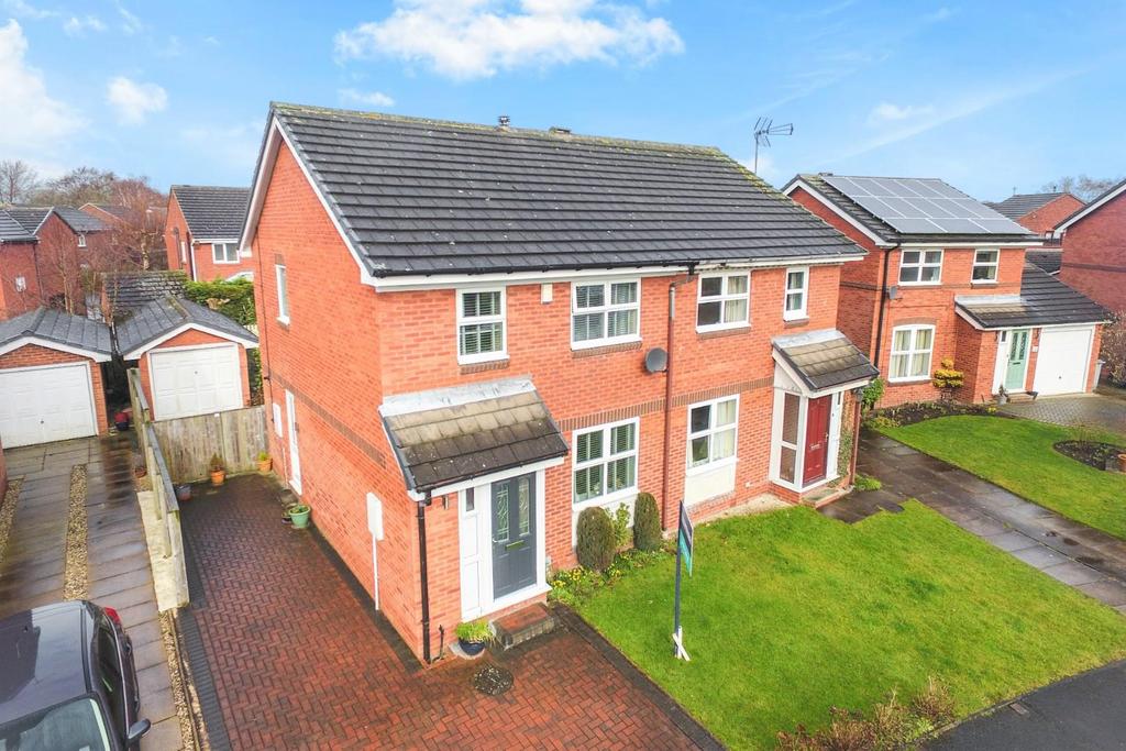 Kestrel Grove, Alwoodley, Leeds 3 bed semi-detached house - £325,000