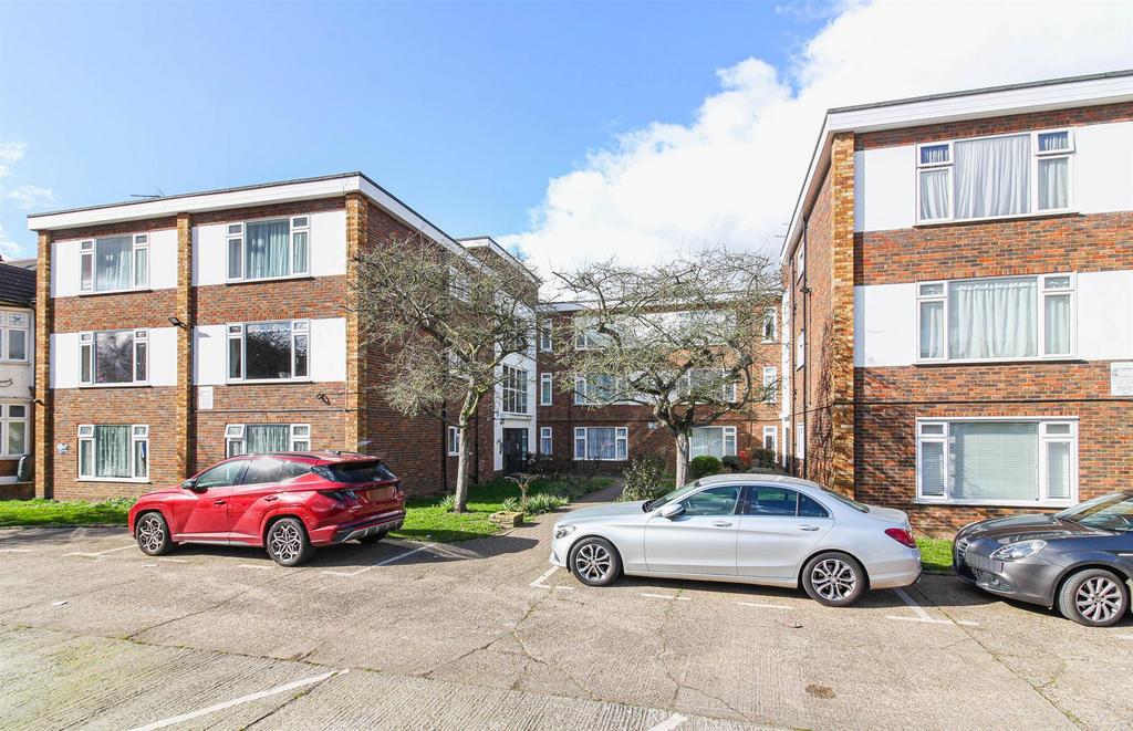 Highstone Court, New Wanstead 2 bed flat - £450,000