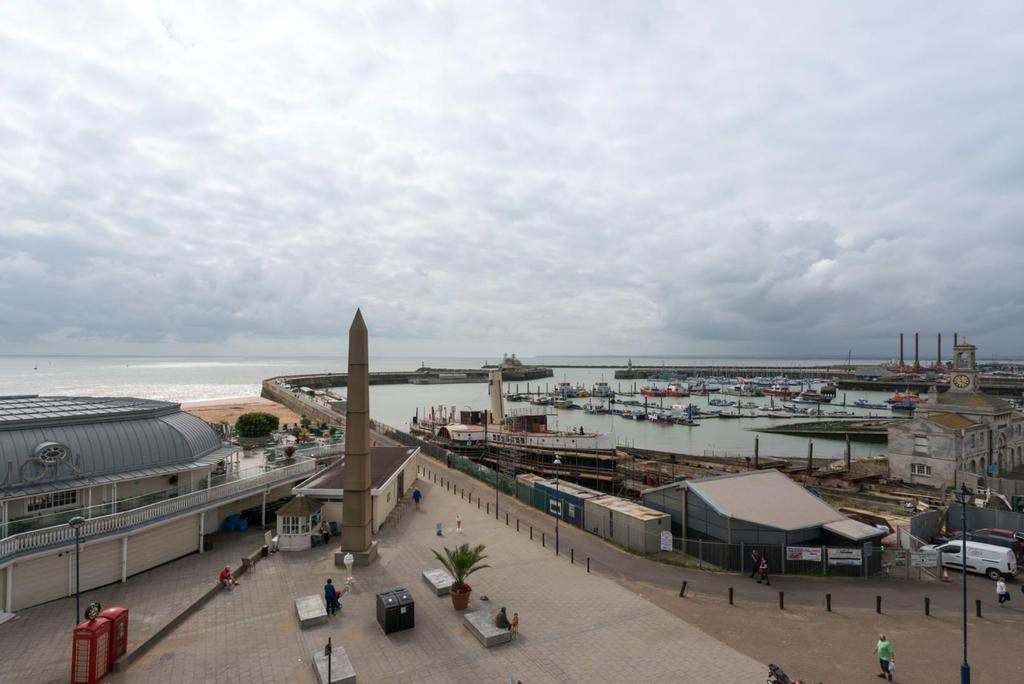 Harbour Parade, Ramsgate, CT11 2 bed penthouse - £400,000