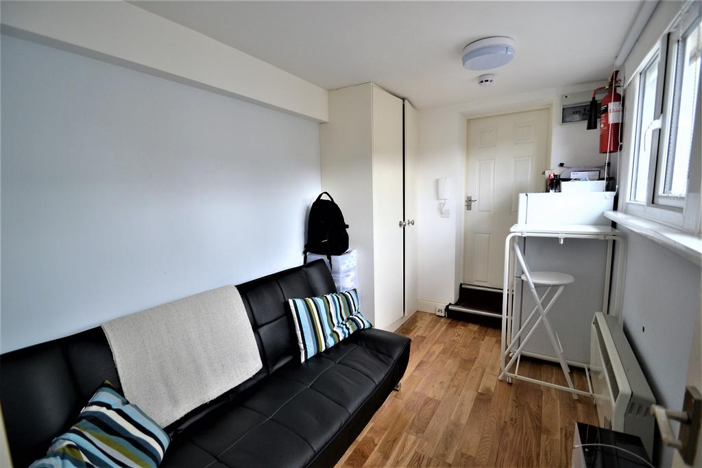 Park Parade, London, NW10 Studio - £795 pcm (£183 pw)