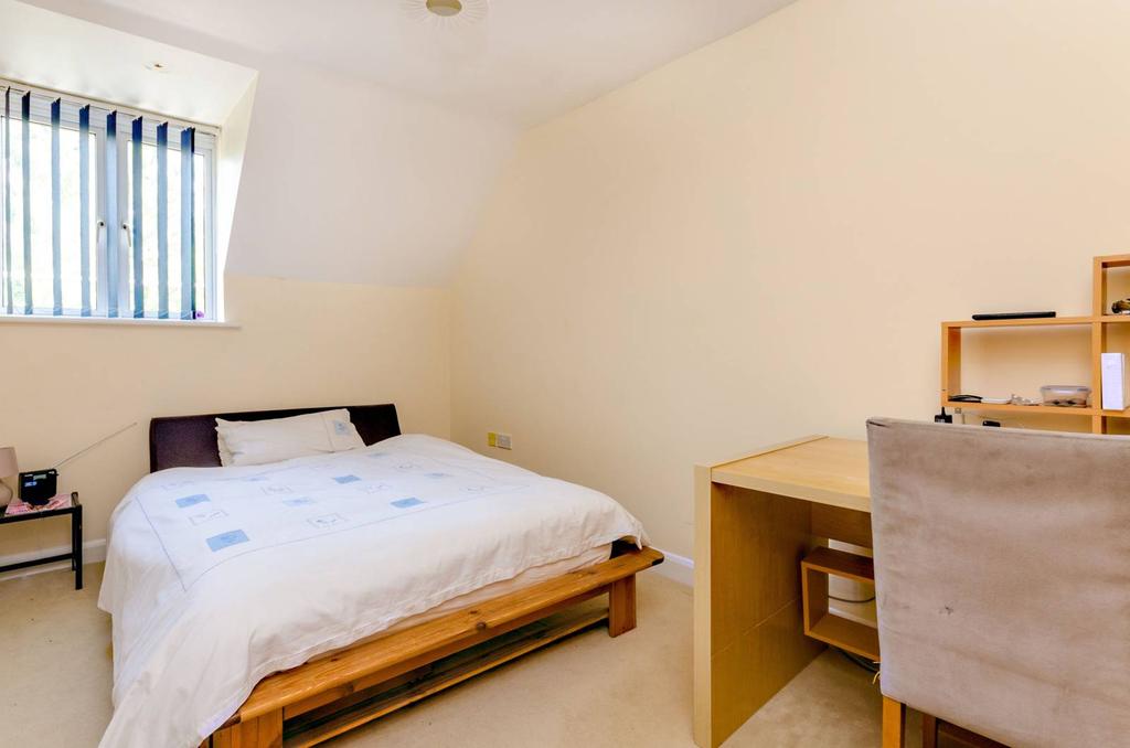 Heathside Crescent, Woking, GU22 1 bed flat - £1,300 pcm (£300 pw)