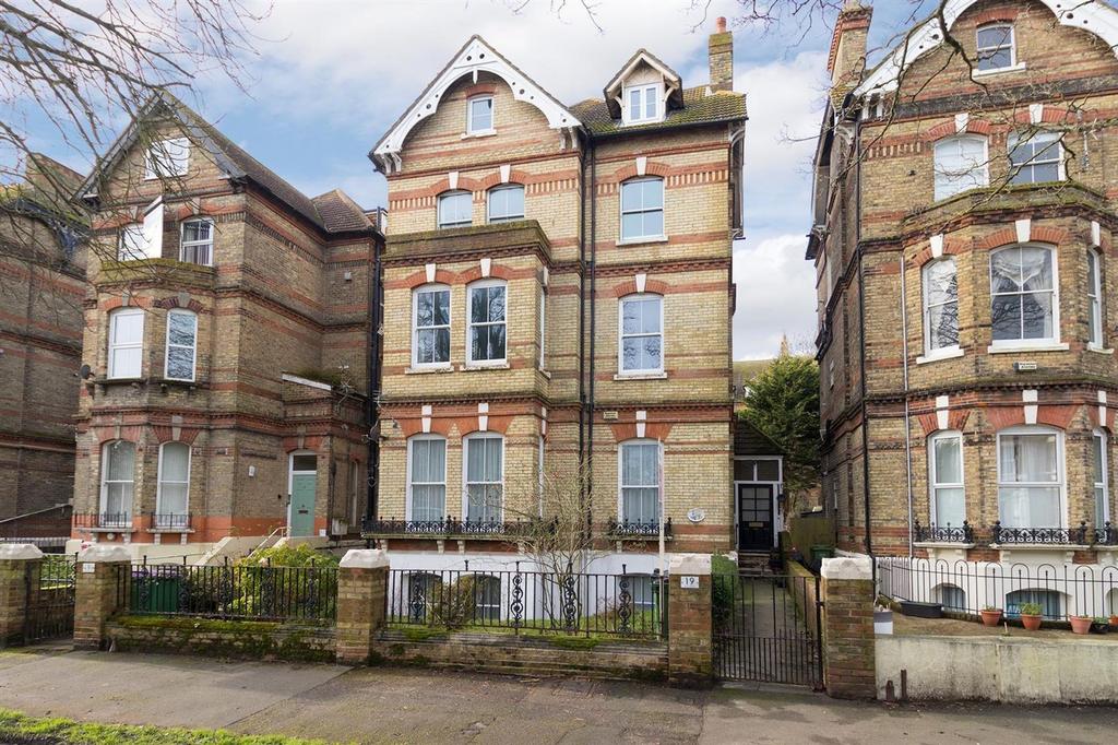 Earls Avenue, Folkestone, CT20 2 bed flat - £240,000