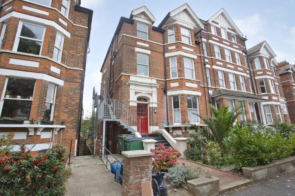 Earls Avenue, Folkestone, CT20 2 bed property - £250,000