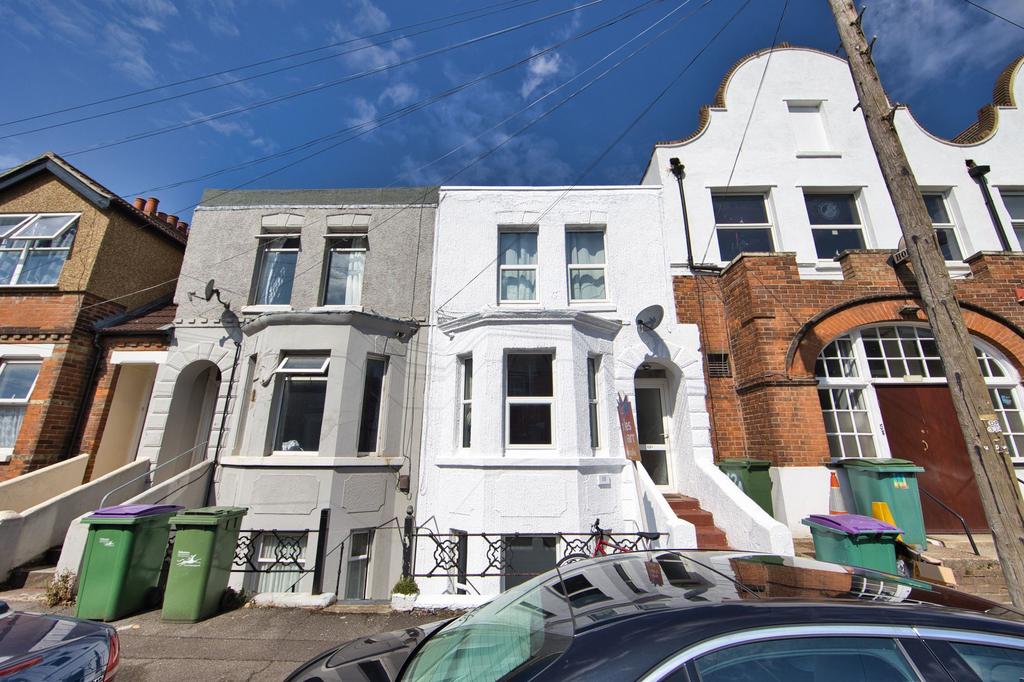 Broomfield Road, Folkestone, CT19 4DH 1 bed flat - £140,000