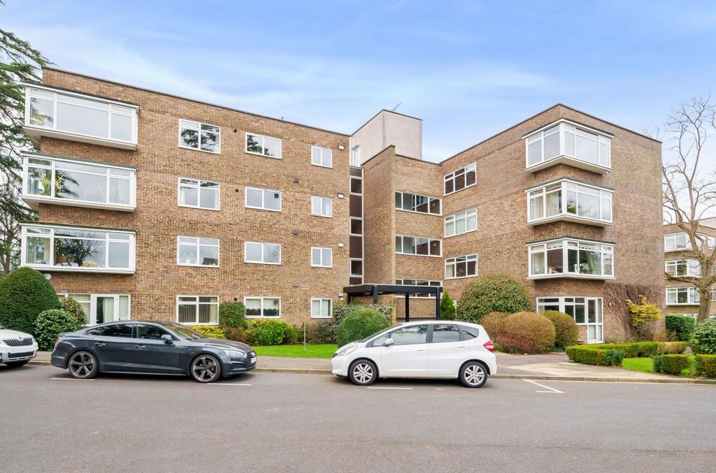 Buckingham Close, Guildford, Surrey, GU1 2 bed penthouse - £475,000