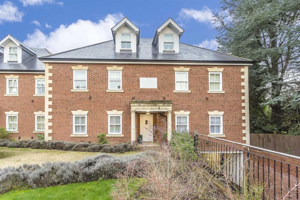 West Hill Place, West Hill, Oxted 2 bed flat - £1,500 pcm (£346 pw)