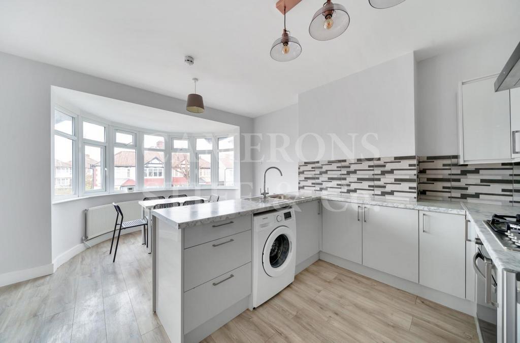 Park Avenue North, London, NW10 2 bed flat - £2,250 pcm (£519 pw)
