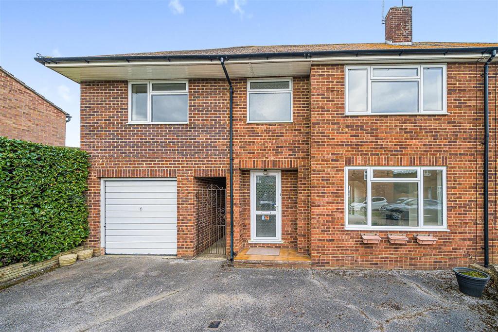 Mayford Close, Woking 4 bed semi-detached house - £2,100 pcm (£485 pw)