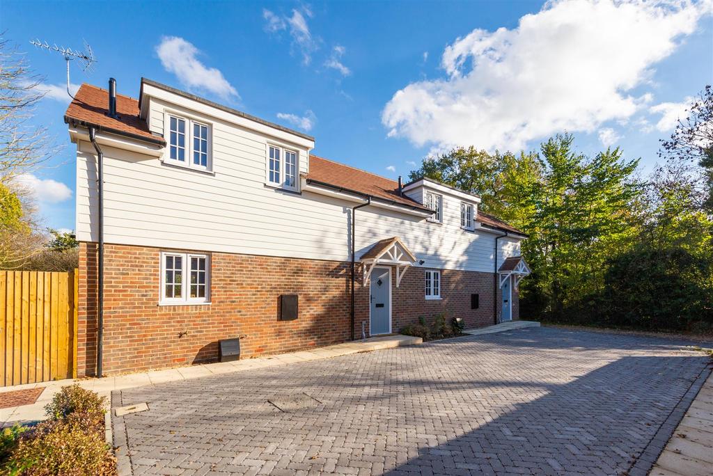 The Old Forge, Rusper, Horsham 2 bed house - £1,500 pcm (£346 pw)