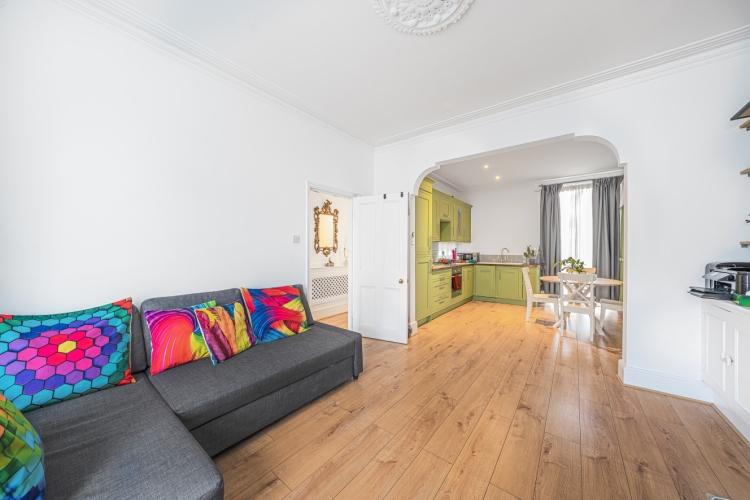 Prince Of Wales Drive London SW11 2 bed apartment - £2,500 pcm (£577 pw)