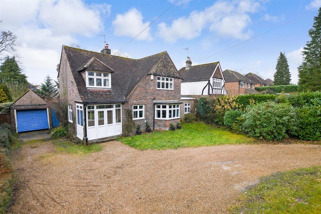 Copthorne Road, Felbridge, West Sussex 3 bed detached house - £700,000