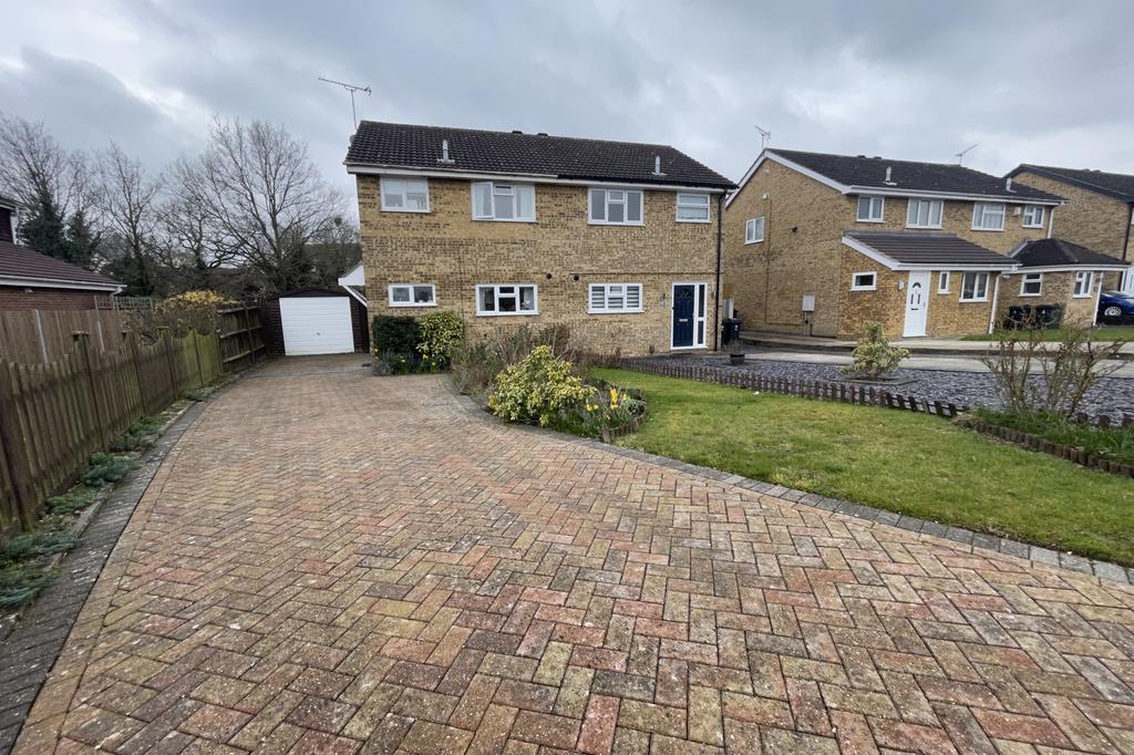Southbourne, Ashford, TN23 5UB 3 bed semi-detached house - £300,000