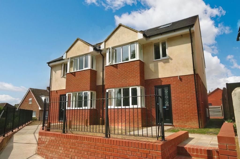 Buckingham Road, Bletchley, MK3 4 bed townhouse - £1,695 pcm (£391 pw)
