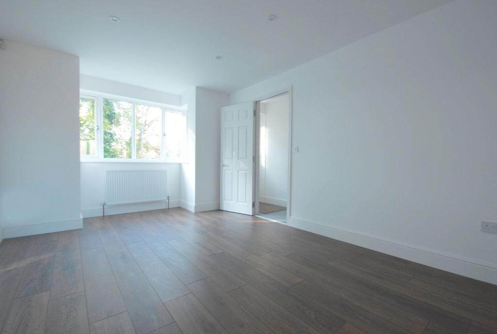 Buckingham Road, Bletchley, MK3 4 bed townhouse - £1,695 pcm (£391 pw)