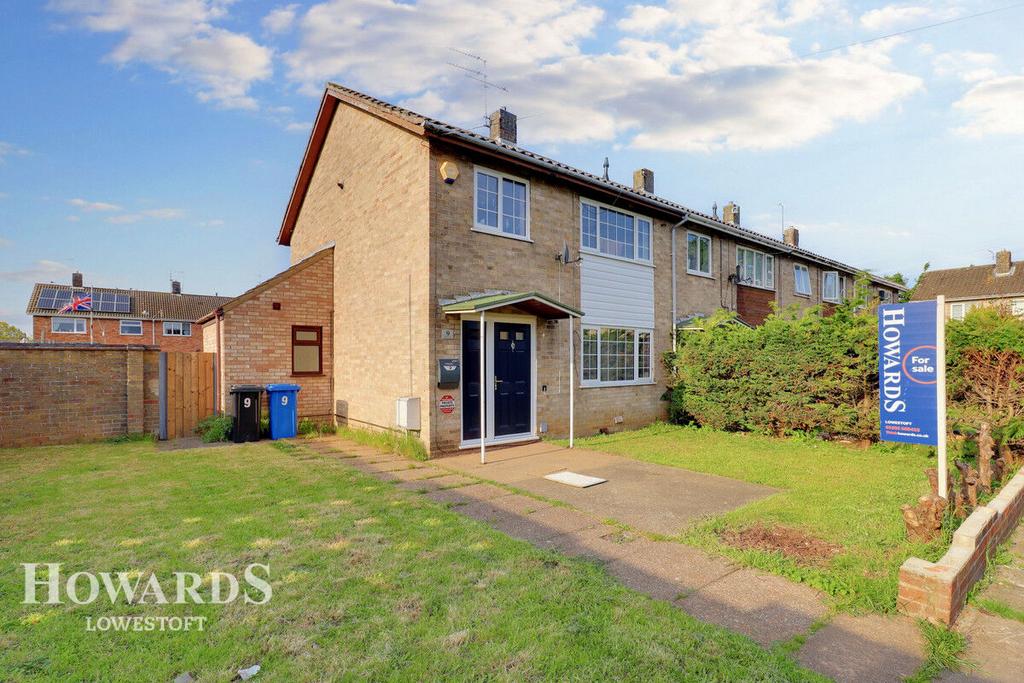Godetia Court, Lowestoft 4 bed semi-detached house - £200,000