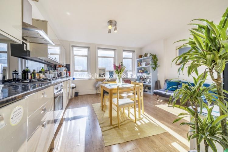 Trinity Road London SW17 3 bed flat - £3,000 pcm (£692 pw)