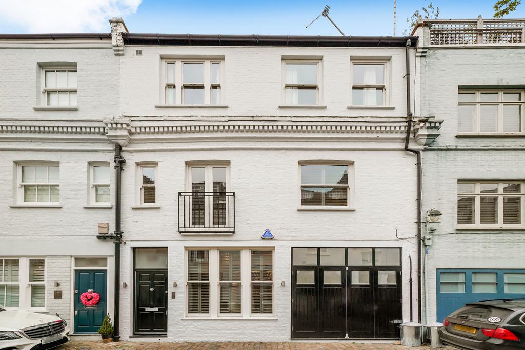 Roland Way, London, SW7 3 bed mews - £8,450 pcm (£1,950 pw)
