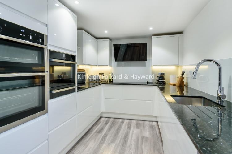 Royal Drive London N11 3 bed apartment - £2,800 pcm (£646 pw)
