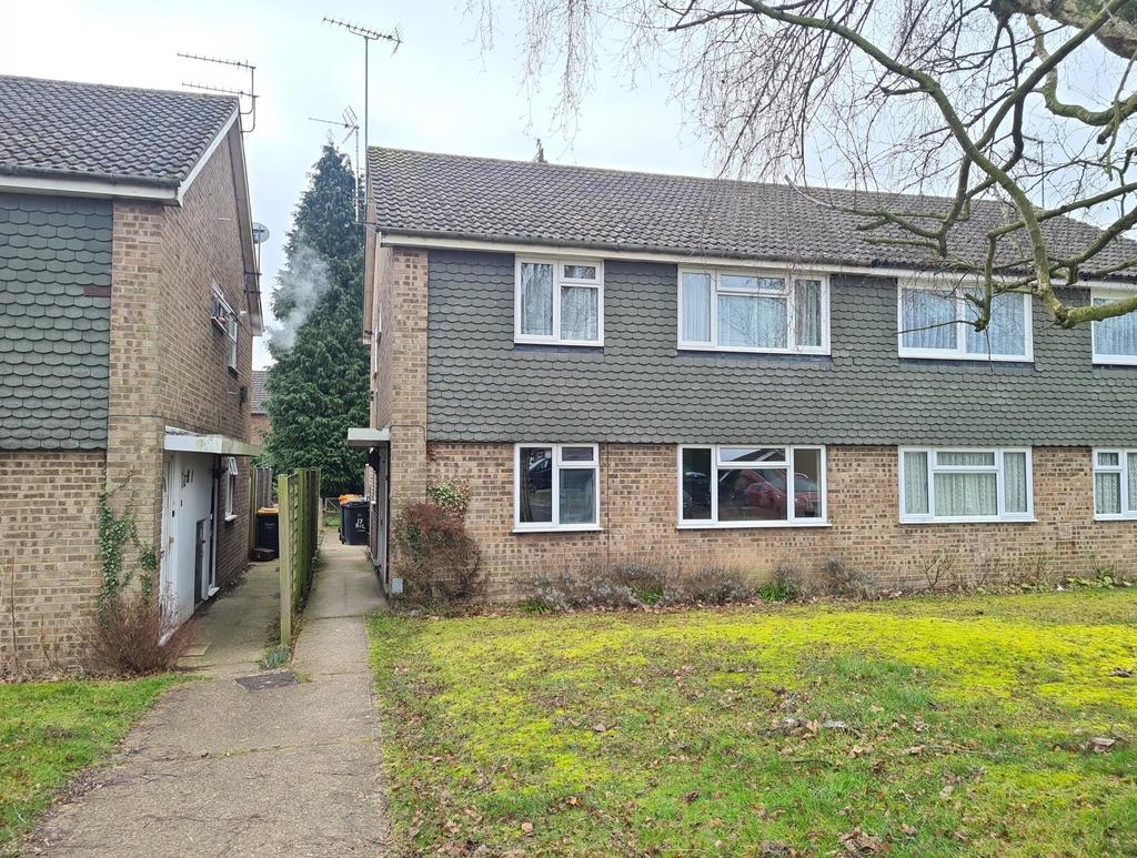 Bunhill Close, Dunstable, LU6 2 bed flat - £995 pcm (£230 pw)