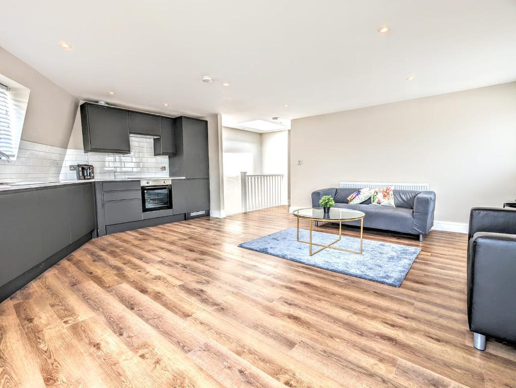 Durnsford Road, Wimbledon Park, London, SW19 8EE 3 bed flat - £3,200 ...