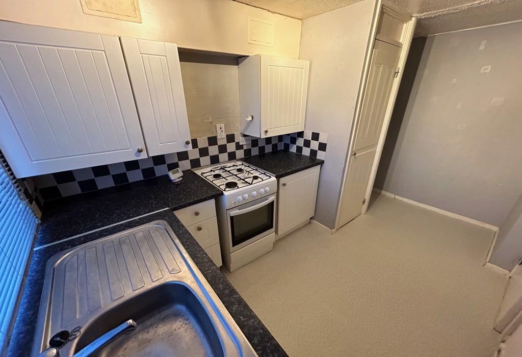High Street, Northfleet, Gravesend, Kent 1 bed maisonette - £175,000