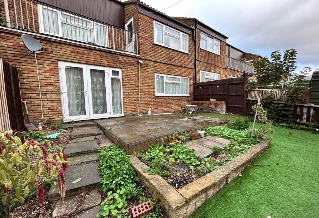 High Street, Northfleet, Gravesend, Kent 1 bed maisonette - £175,000