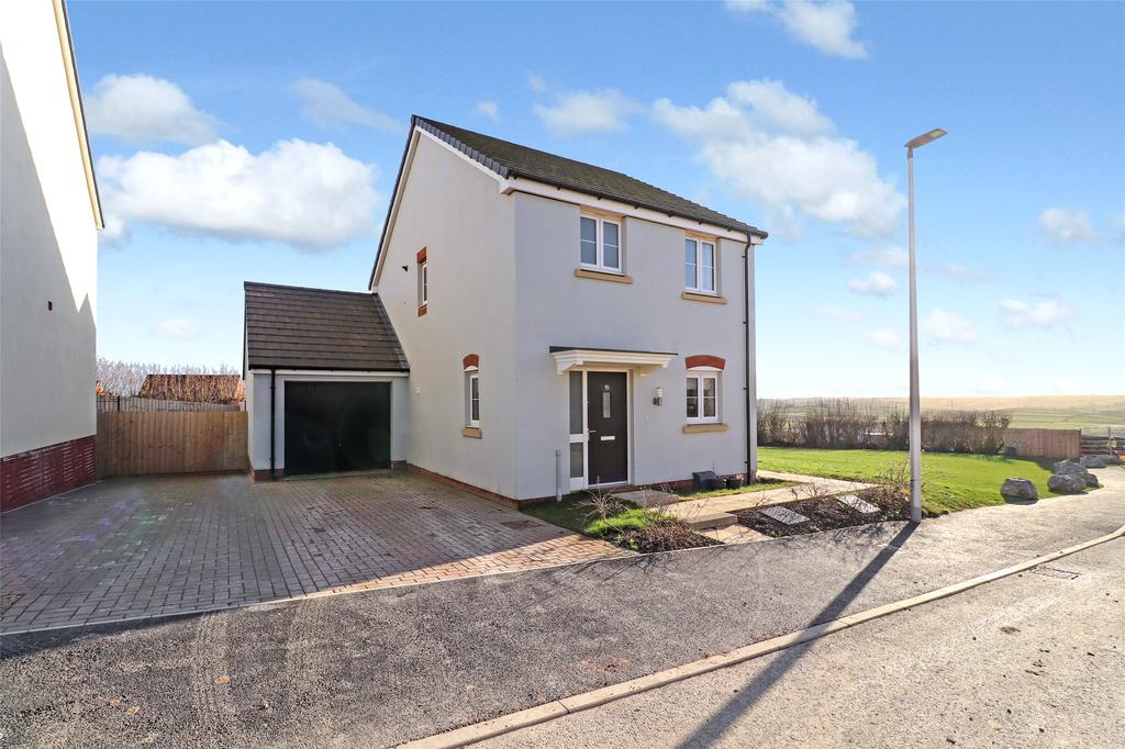 Roe Close, South Molton, Devon, EX36 3 bed detached house - £300,000
