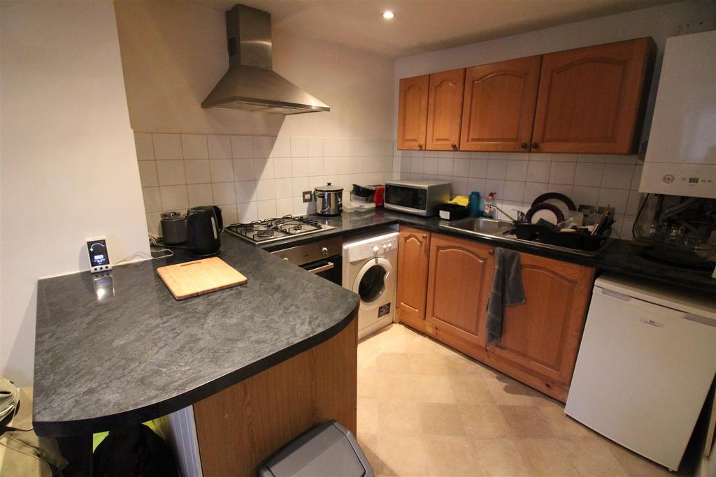 Berrylands Road, Surbiton 1 bed flat - £1,100 pcm (£254 pw)