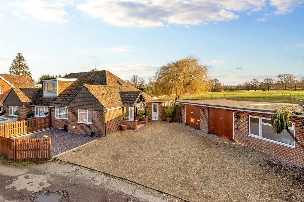 Bayhorne Lane, Horley, Surrey, RH6 3 bed bungalow - £500,000